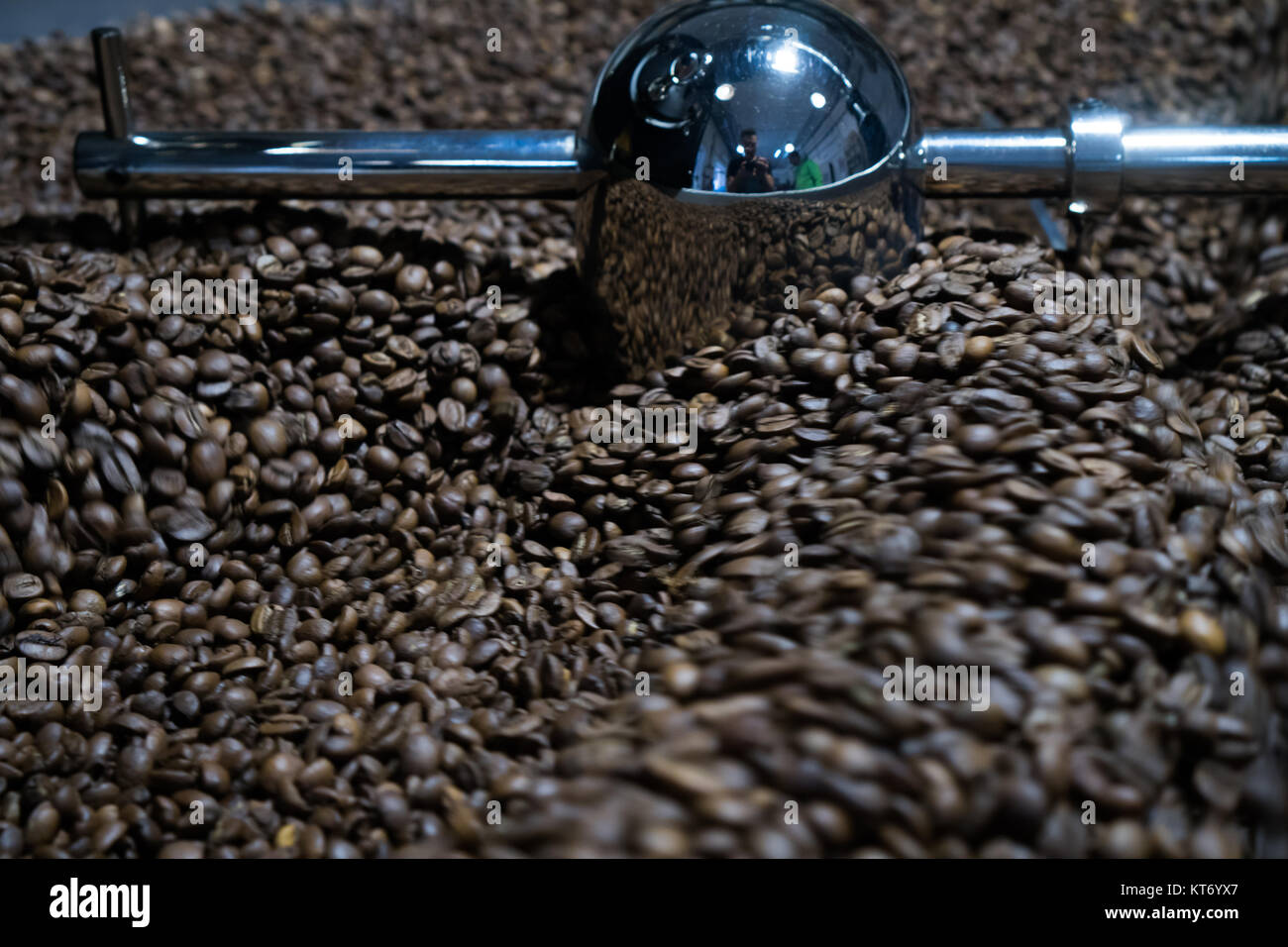 Mixing roasted coffee Stock Photo - Alamy