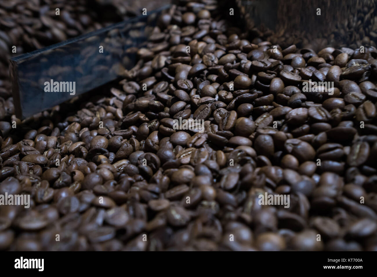 Mixing roasted coffee Stock Photo - Alamy