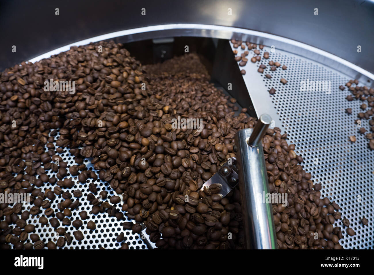 Mixing roasted coffee Stock Photo - Alamy