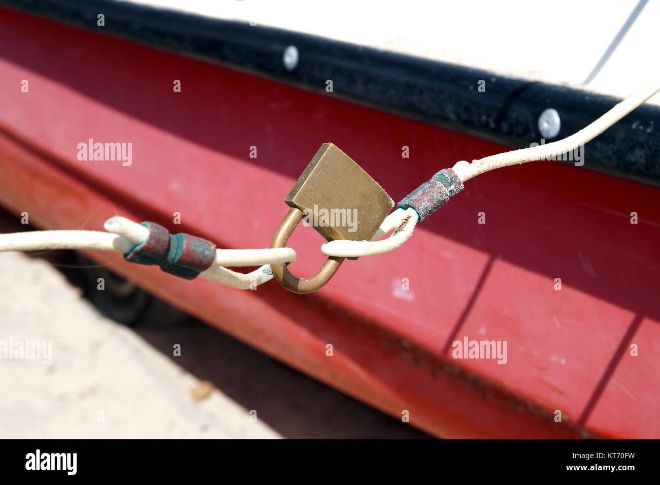 Padlock old rope hi-res stock photography and images - Alamy