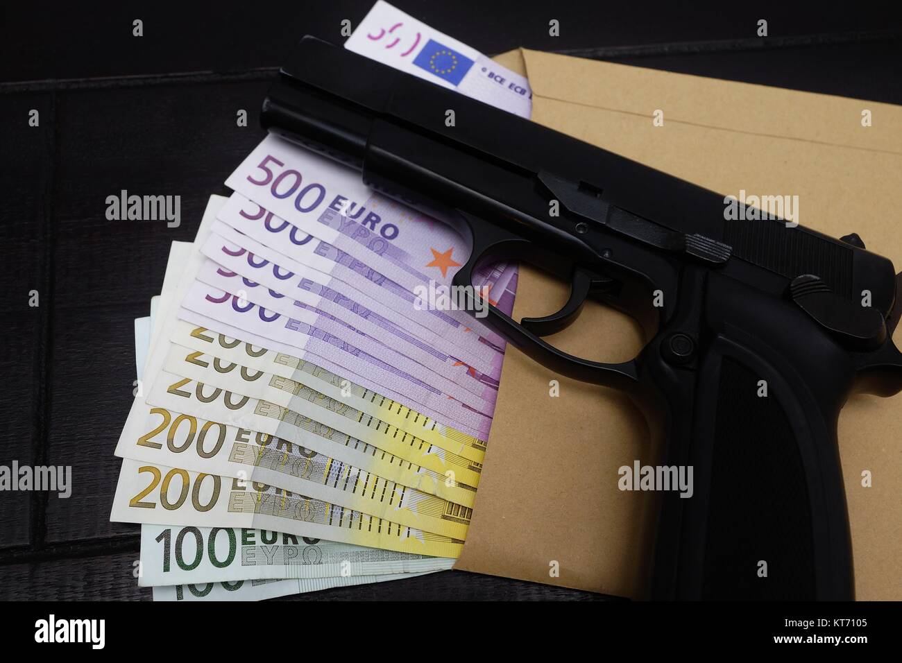 gun and money Stock Photo - Alamy