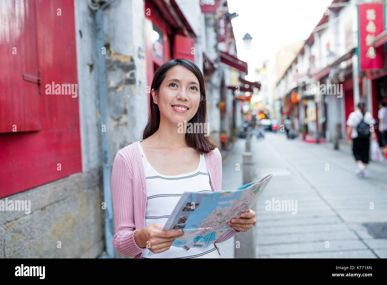 Girls look looking map hi-res stock photography and images - Alamy