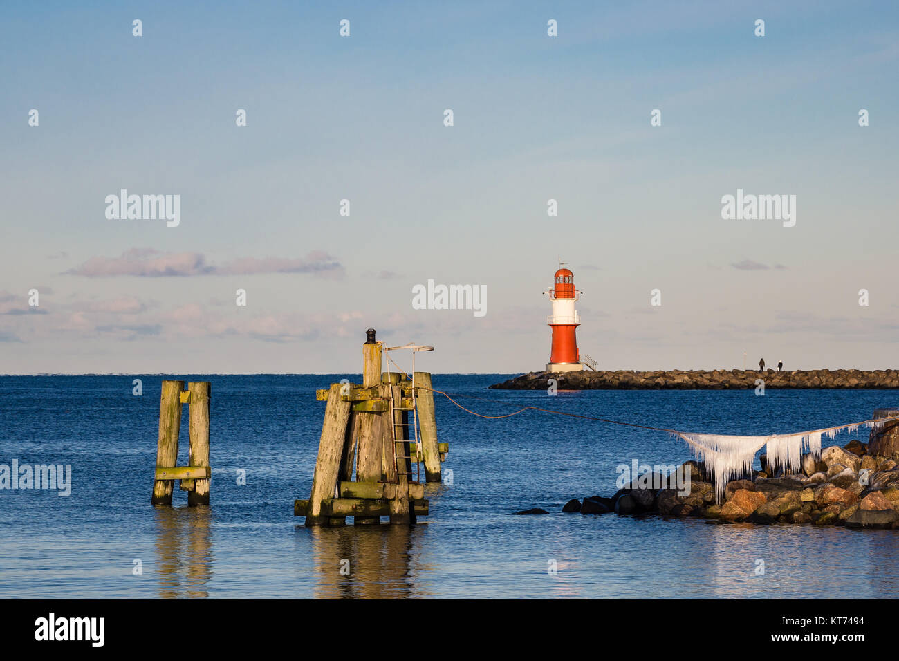 Die Mole in Warnemünde im Winter Stock Photo - Alamy