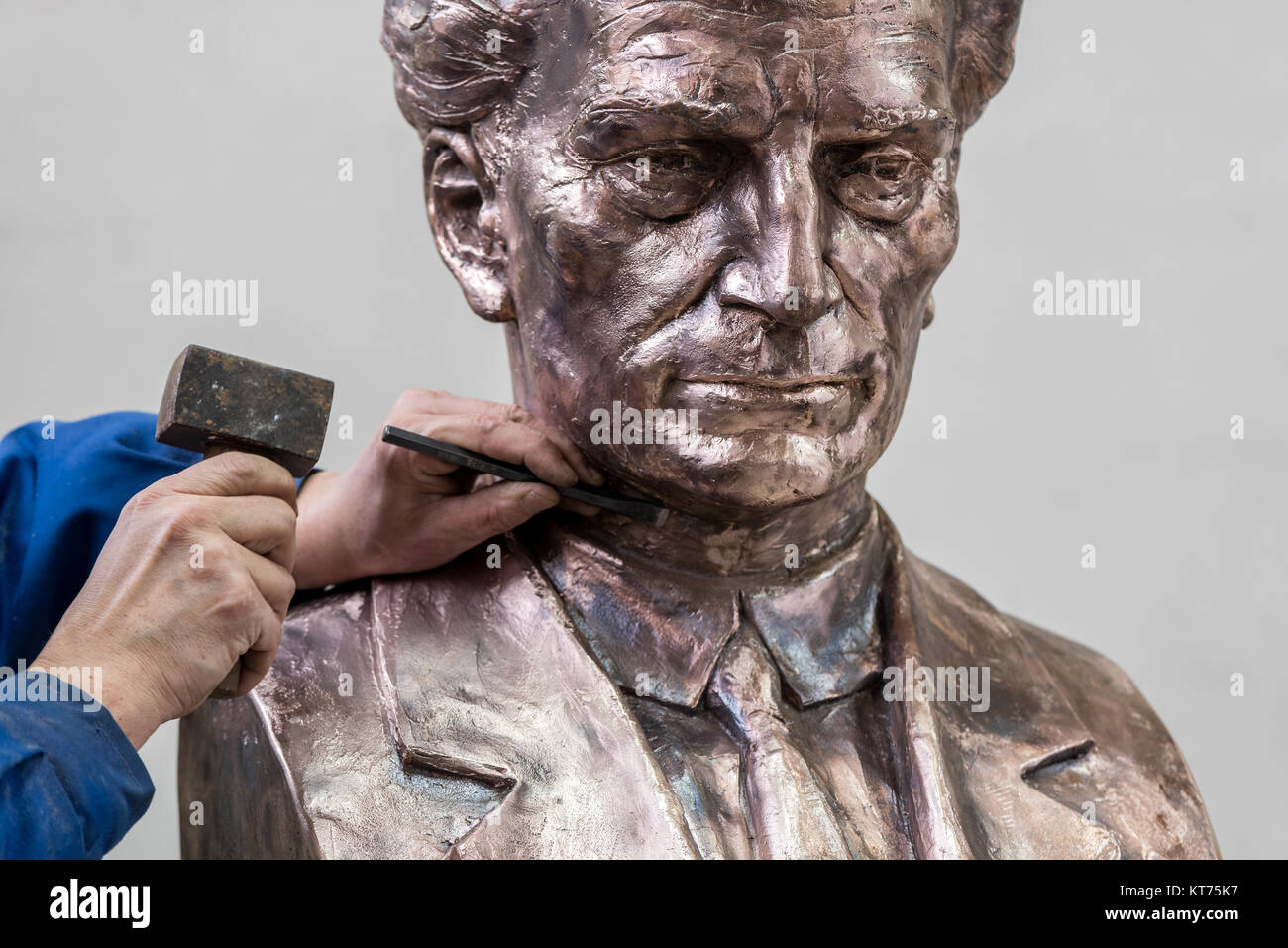 Chiseling statue hi-res stock photography and images - Alamy