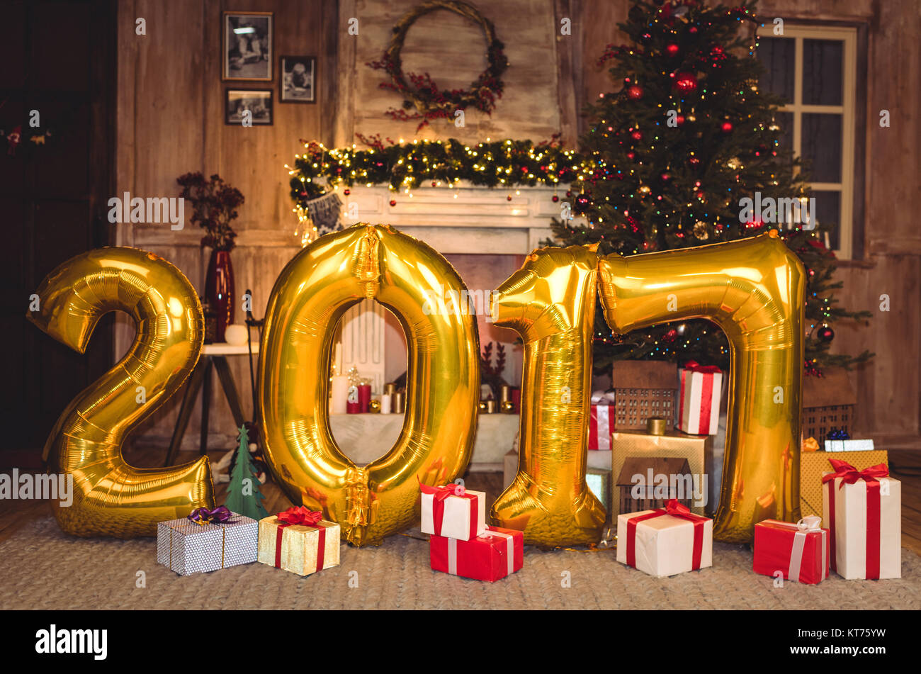 Golden 2017 sign balloons Stock Photo - Alamy