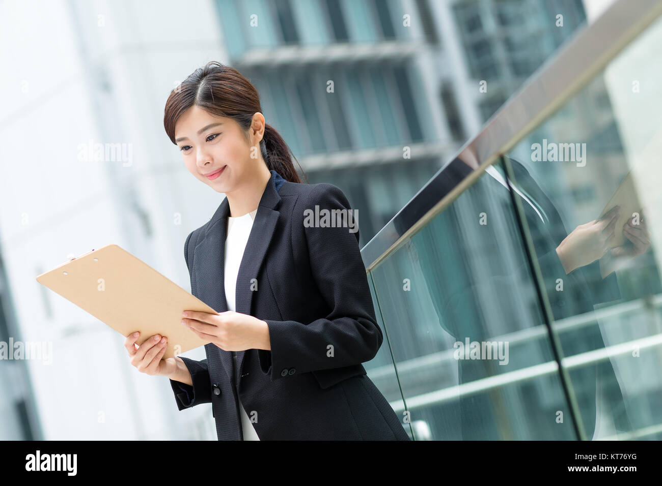 Businesswoman read on clipboard Stock Photo - Alamy
