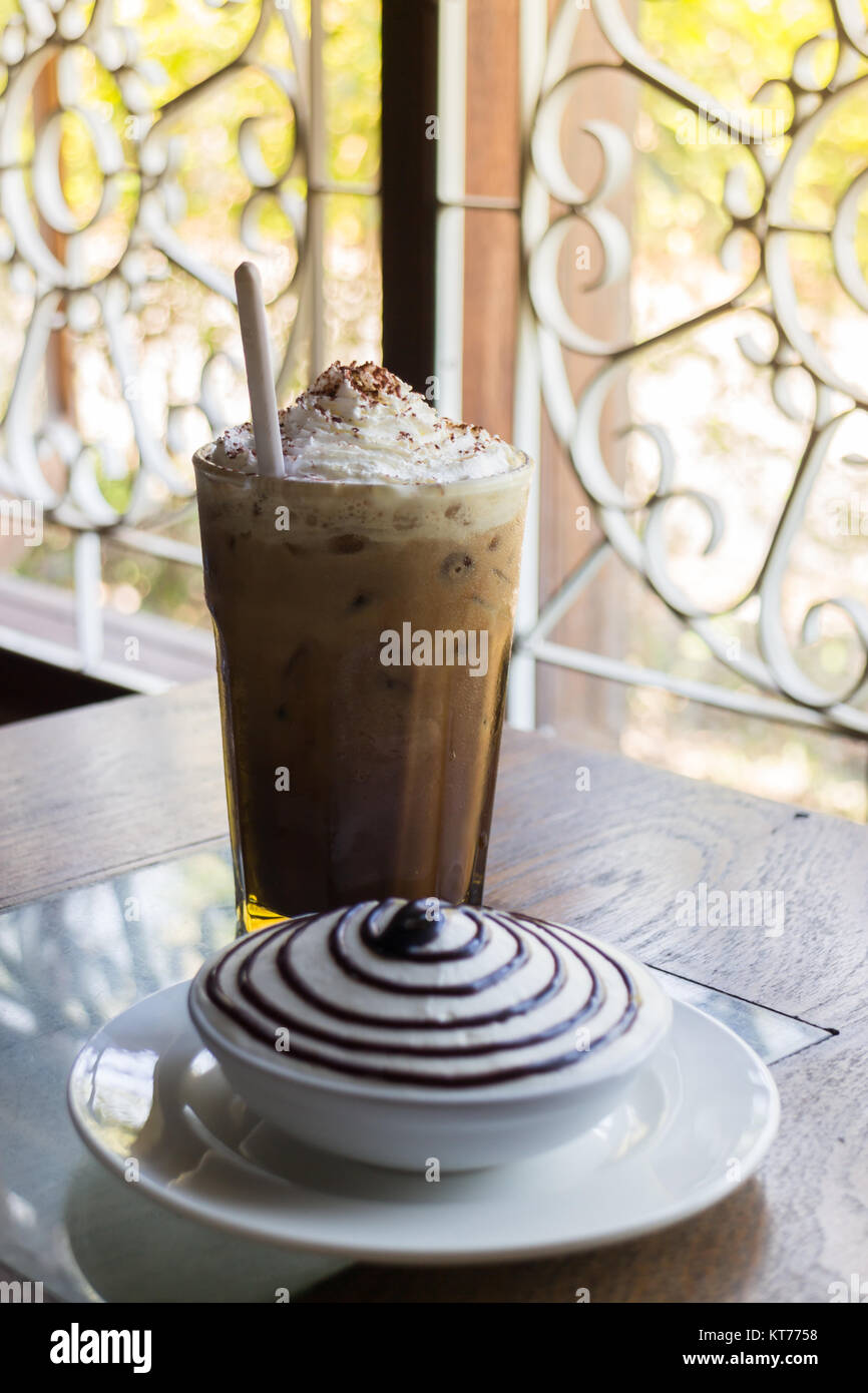 Set Of Iced Coffee And Banoffee Pie Stock Photo - Alamy
