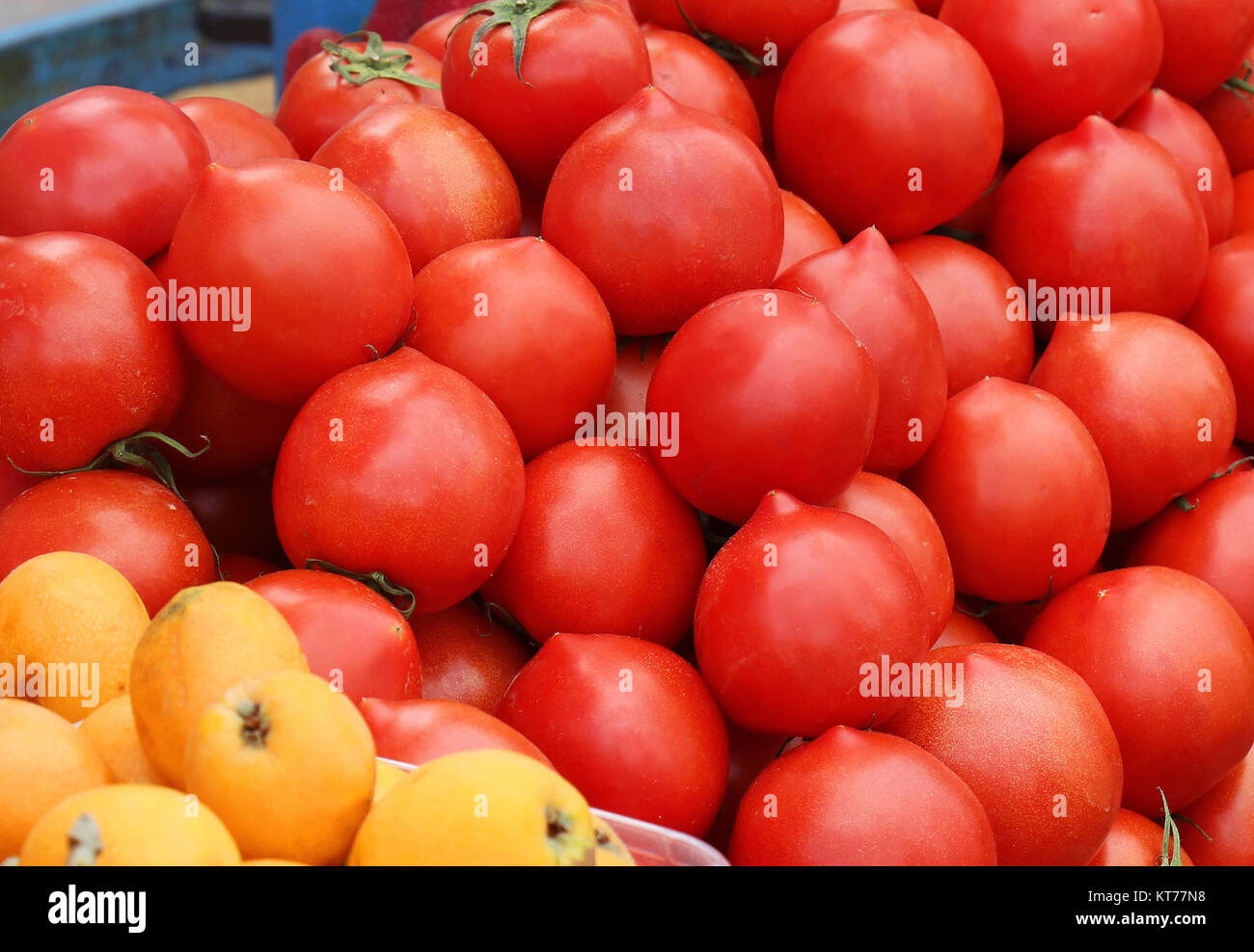 Tomato pile market Stock Photo - Alamy