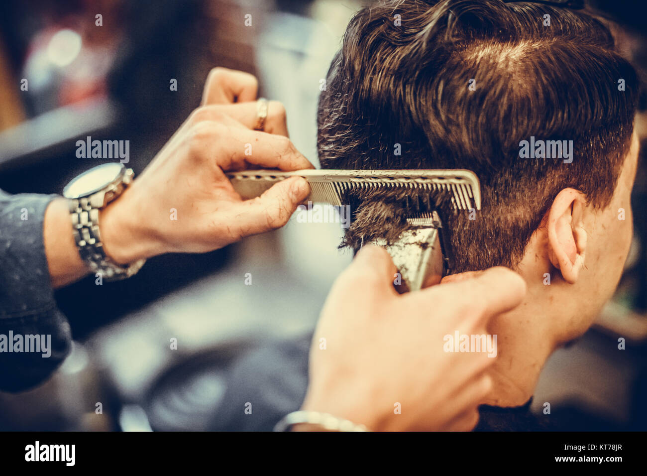 Hair stylist using comb and razor Stock Photo - Alamy