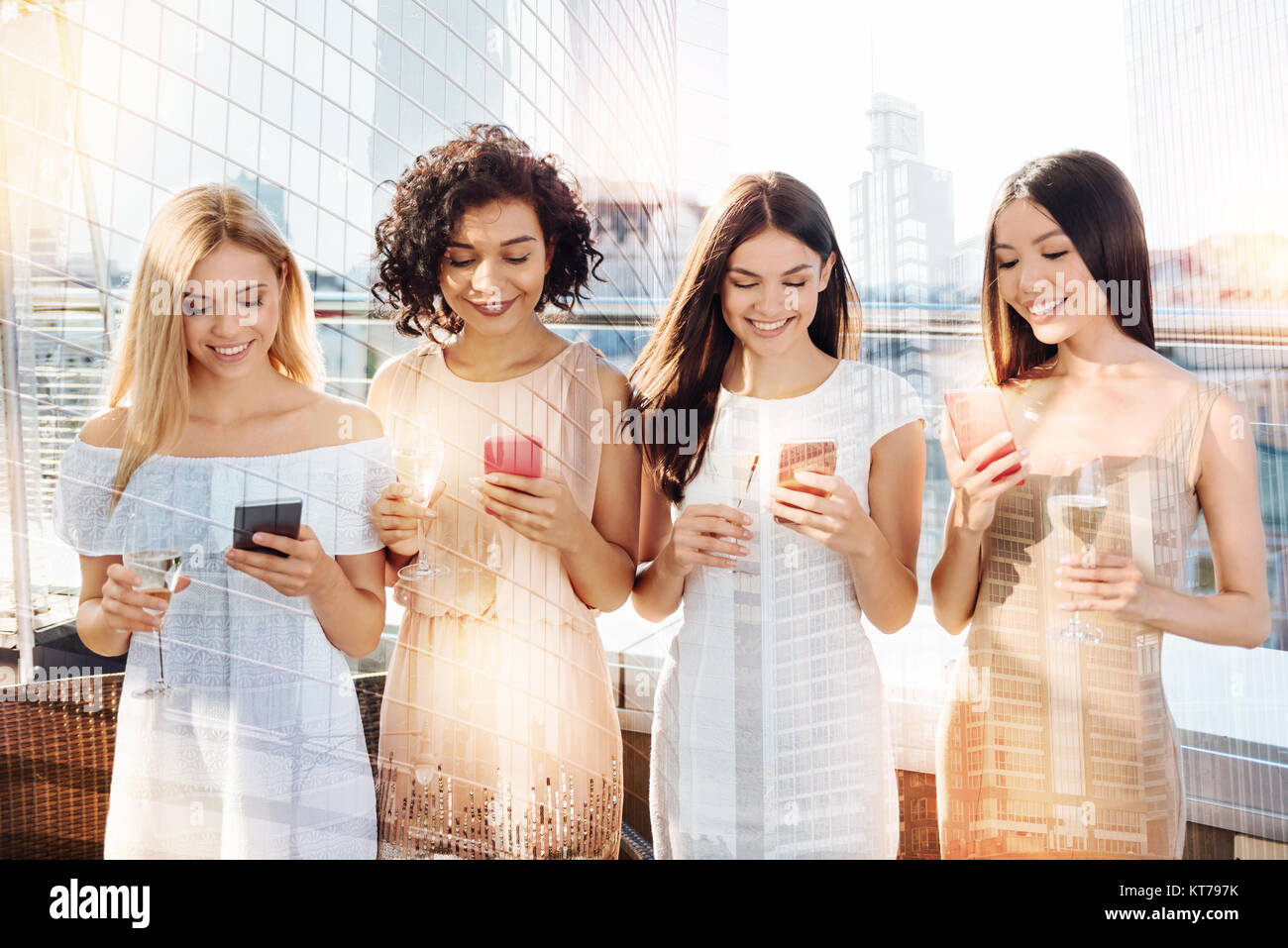 Women and smartphones hi-res stock photography and images - Alamy