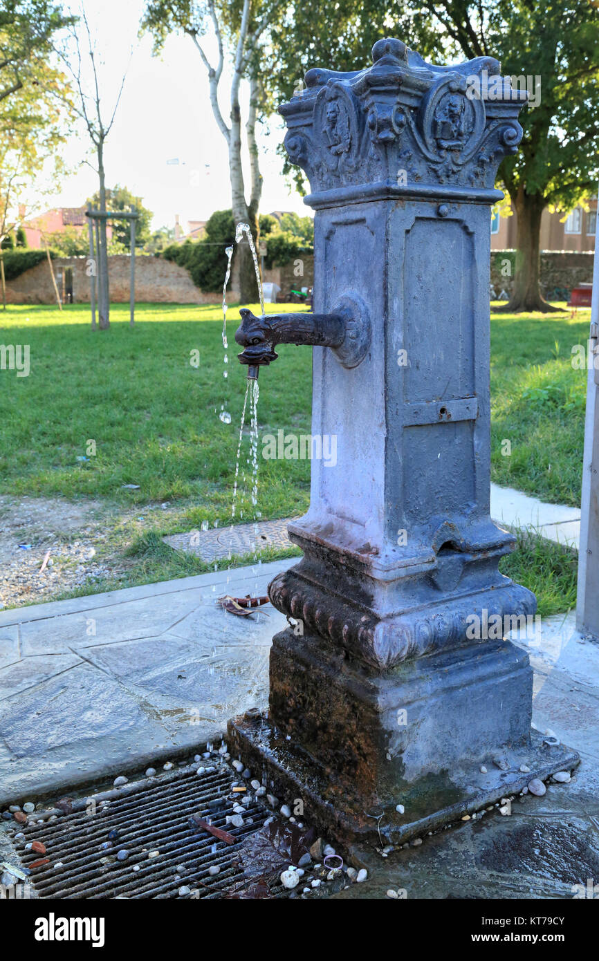 Drinking water fountain hi-res stock photography and images - Alamy