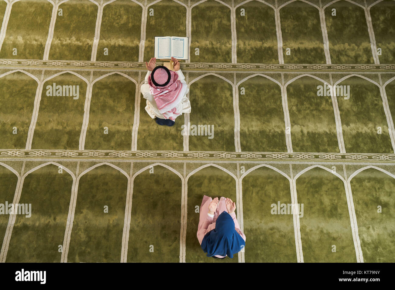 Muslim couple praying in mosque Stock Photo - Alamy