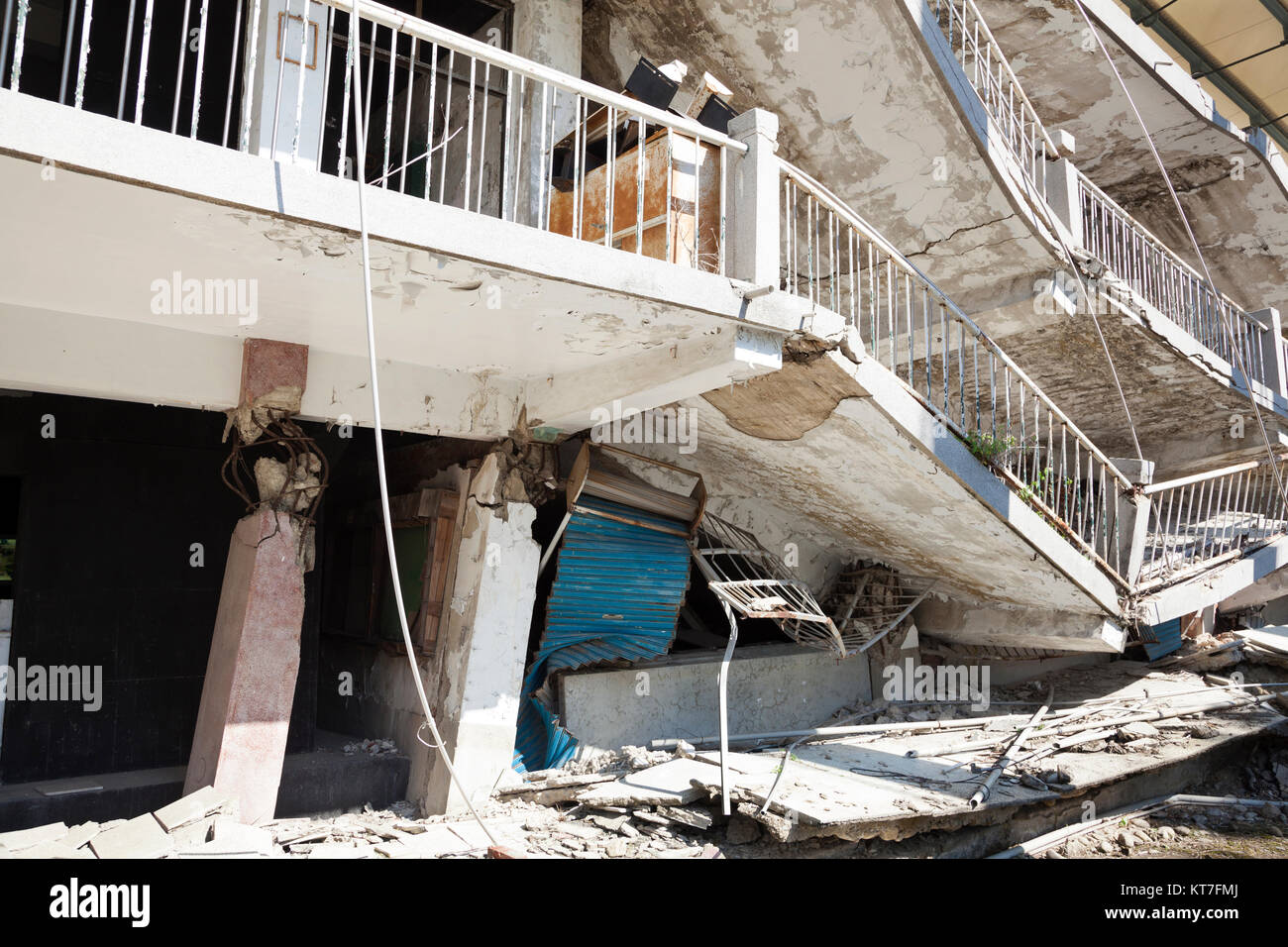building destroyed after earthquake Stock Photo - Alamy