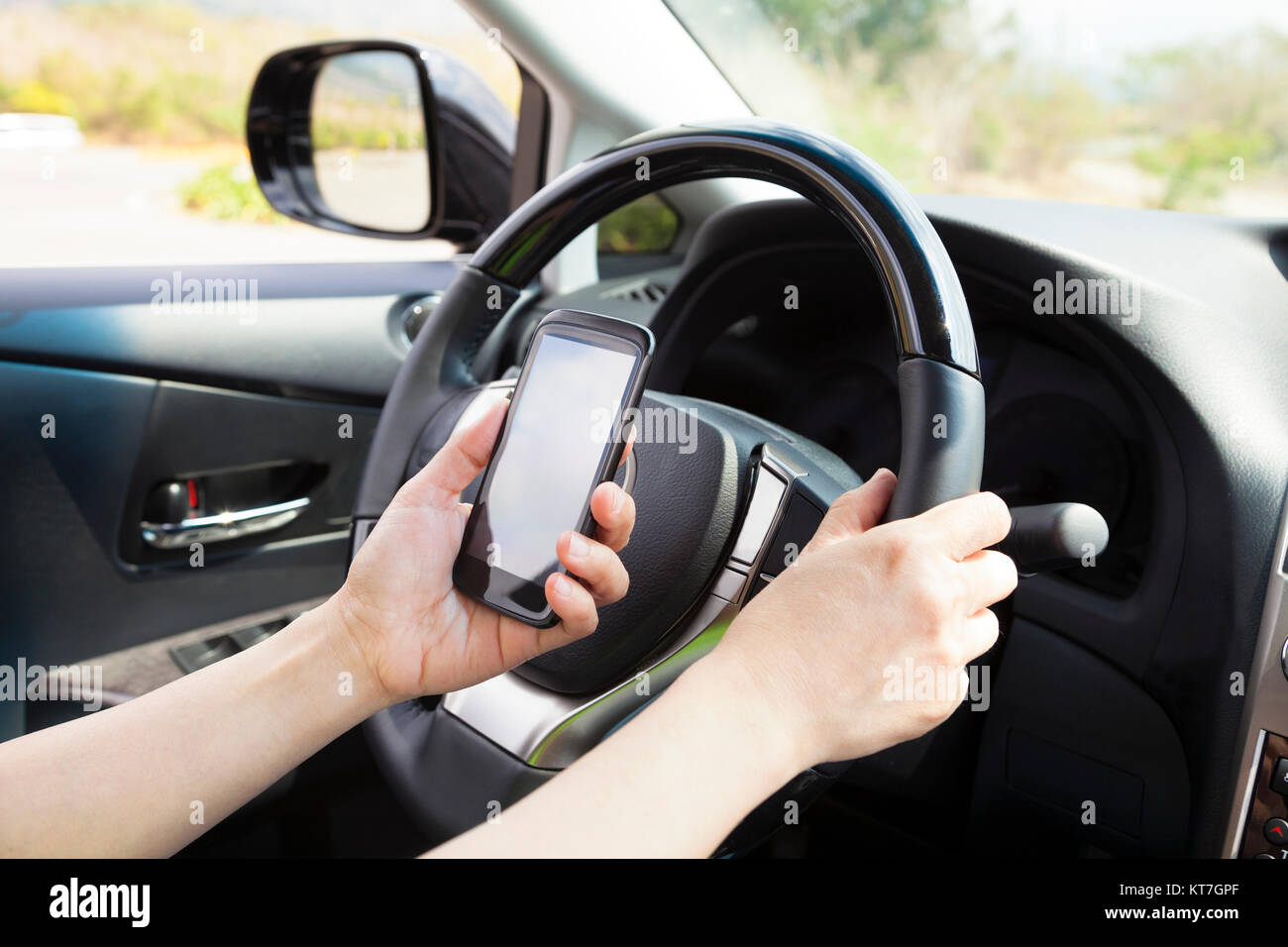 smart phone in hand while driving the car Stock Photo - Alamy