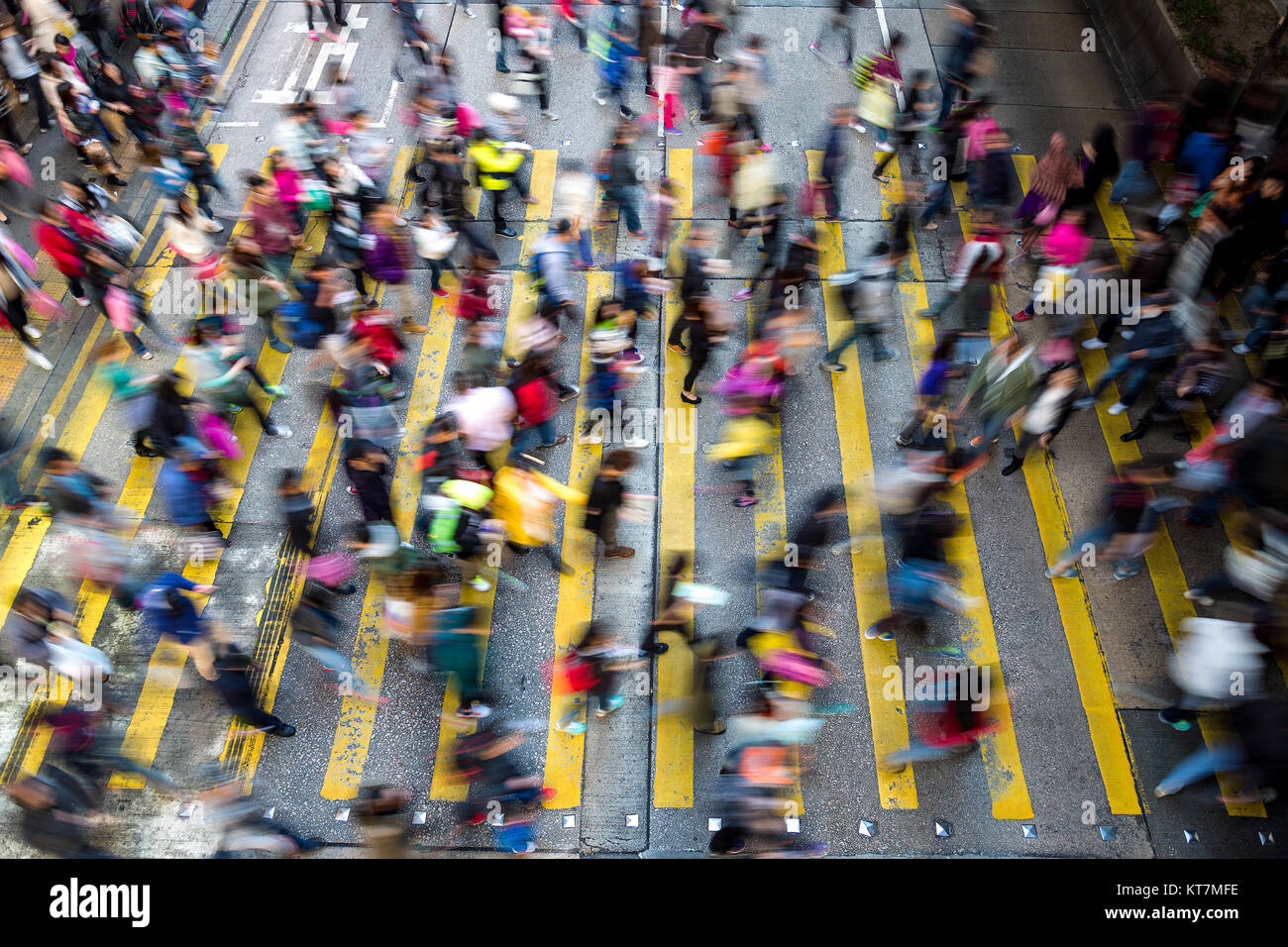 Busy pedestrian crossing at Hong Kong Stock Photo - Alamy