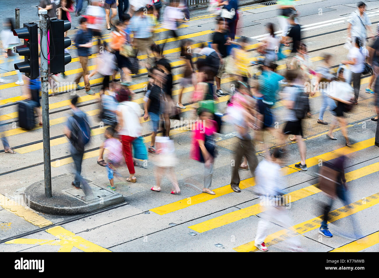 Busy pedestrian crossing at Hong Kong Stock Photo - Alamy