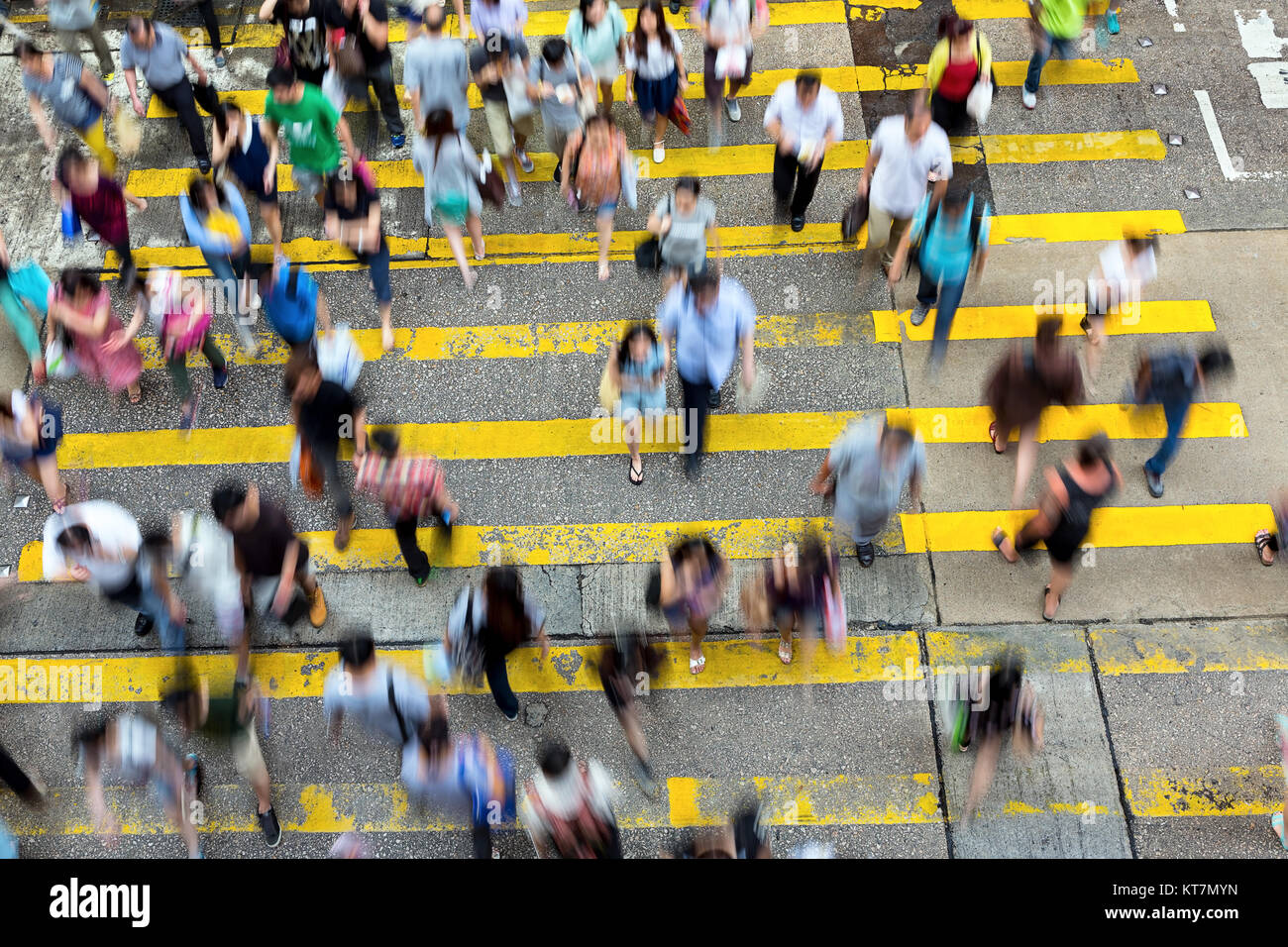 Busy pedestrian crossing at Hong Kong Stock Photo - Alamy