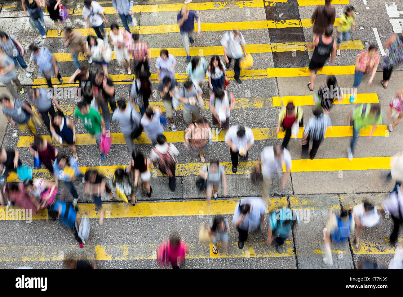Busy pedestrian crossing at Hong Kong Stock Photo - Alamy