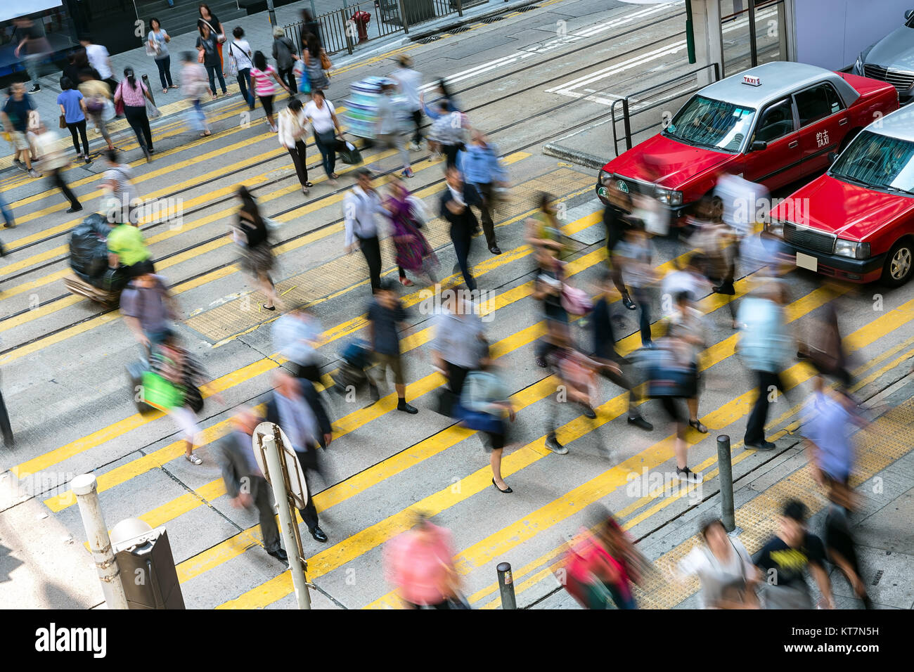 Busy pedestrian crossing at Hong Kong Stock Photo - Alamy