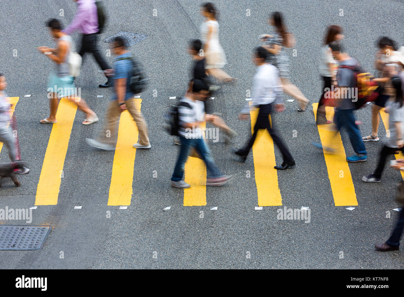 Busy pedestrian crossing at Hong Kong Stock Photo - Alamy