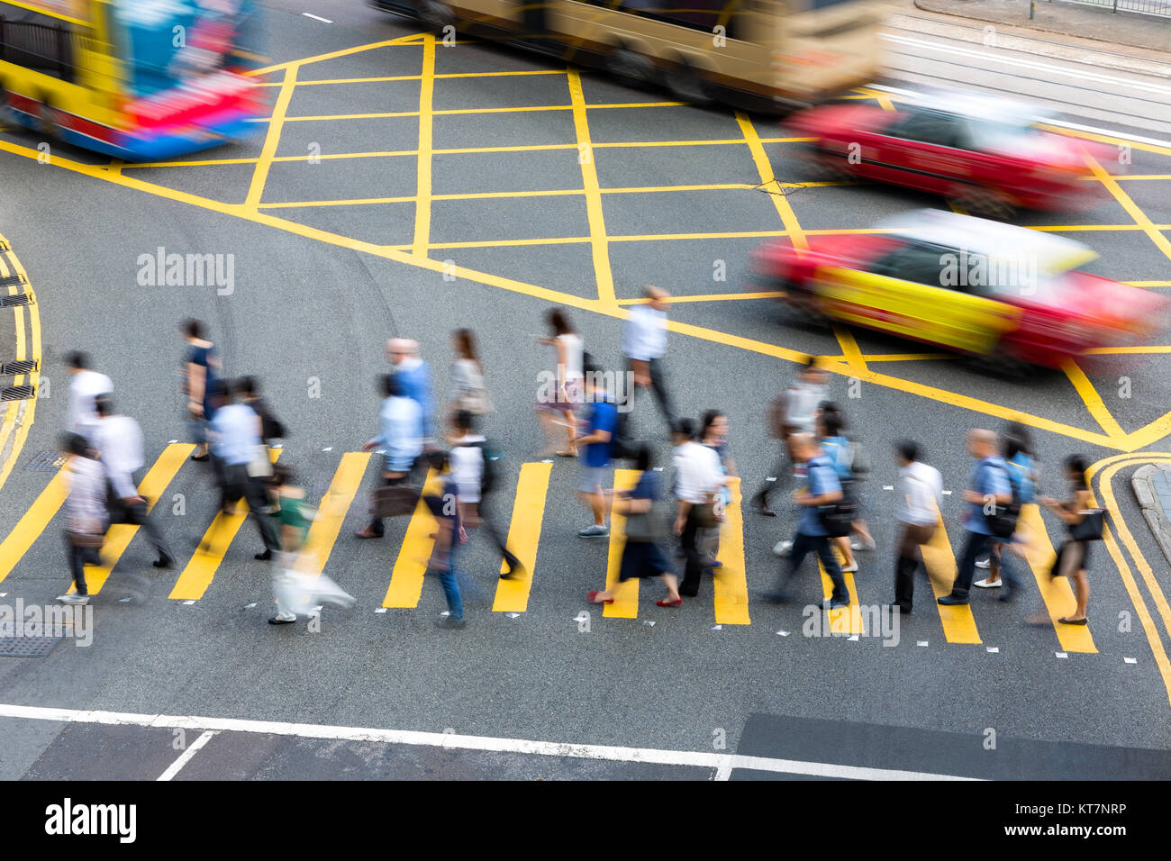 Busy pedestrian crossing at Hong Kong Stock Photo - Alamy