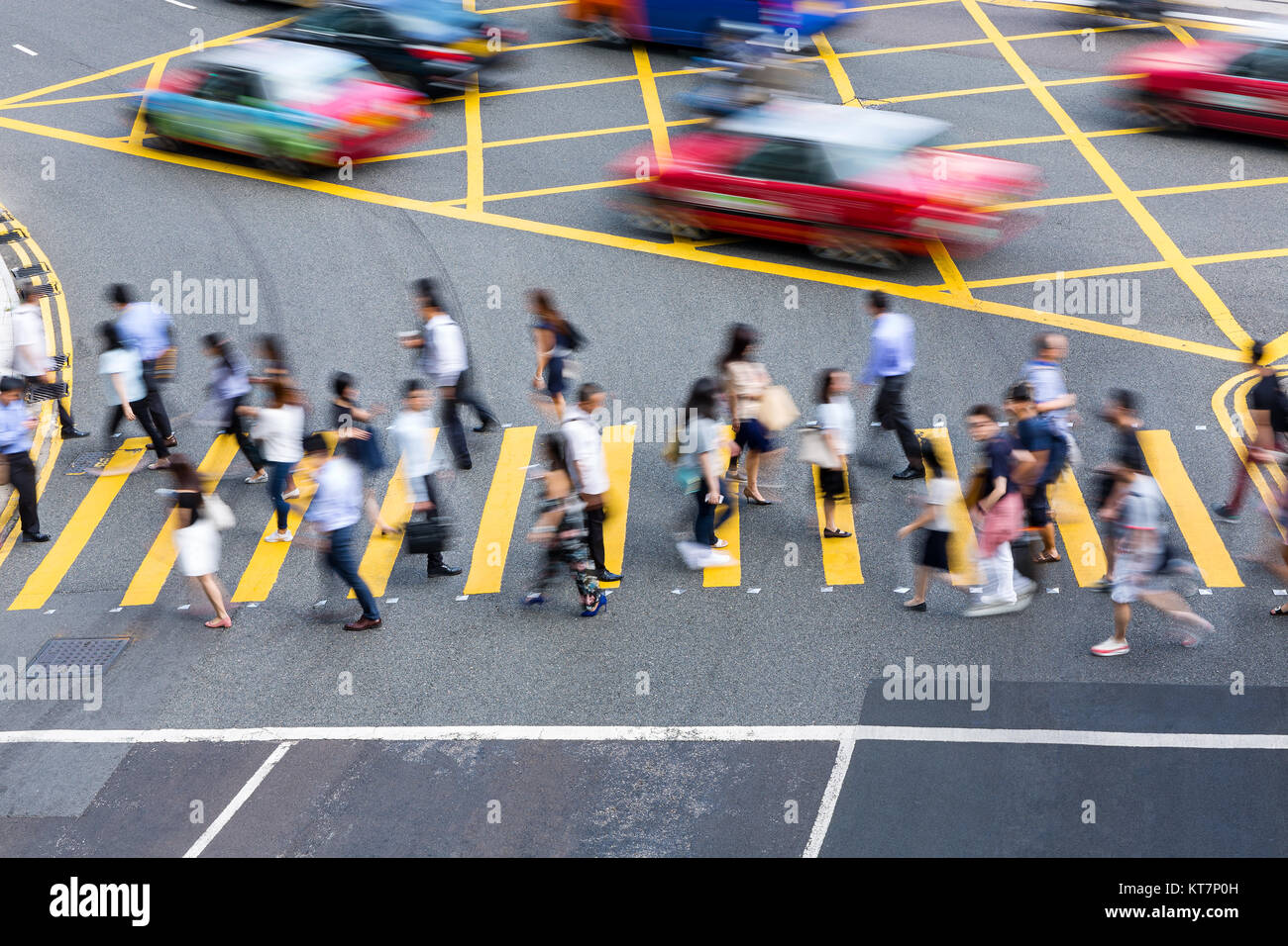 Busy pedestrian crossing at Hong Kong Stock Photo - Alamy