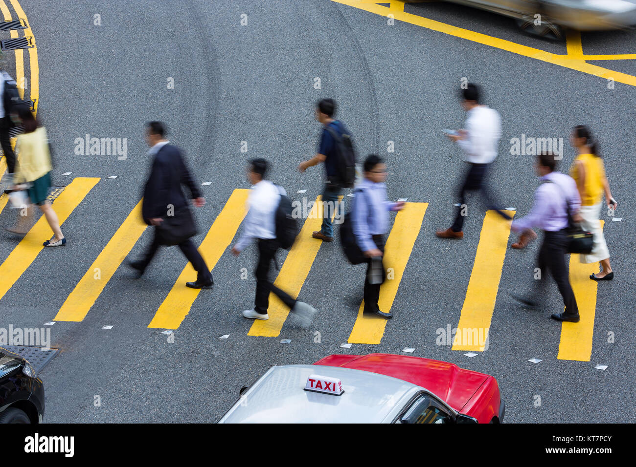 Busy pedestrian crossing at Hong Kong Stock Photo - Alamy