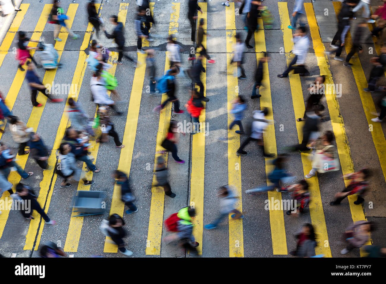 Busy pedestrian crossing at Hong Kong Stock Photo - Alamy