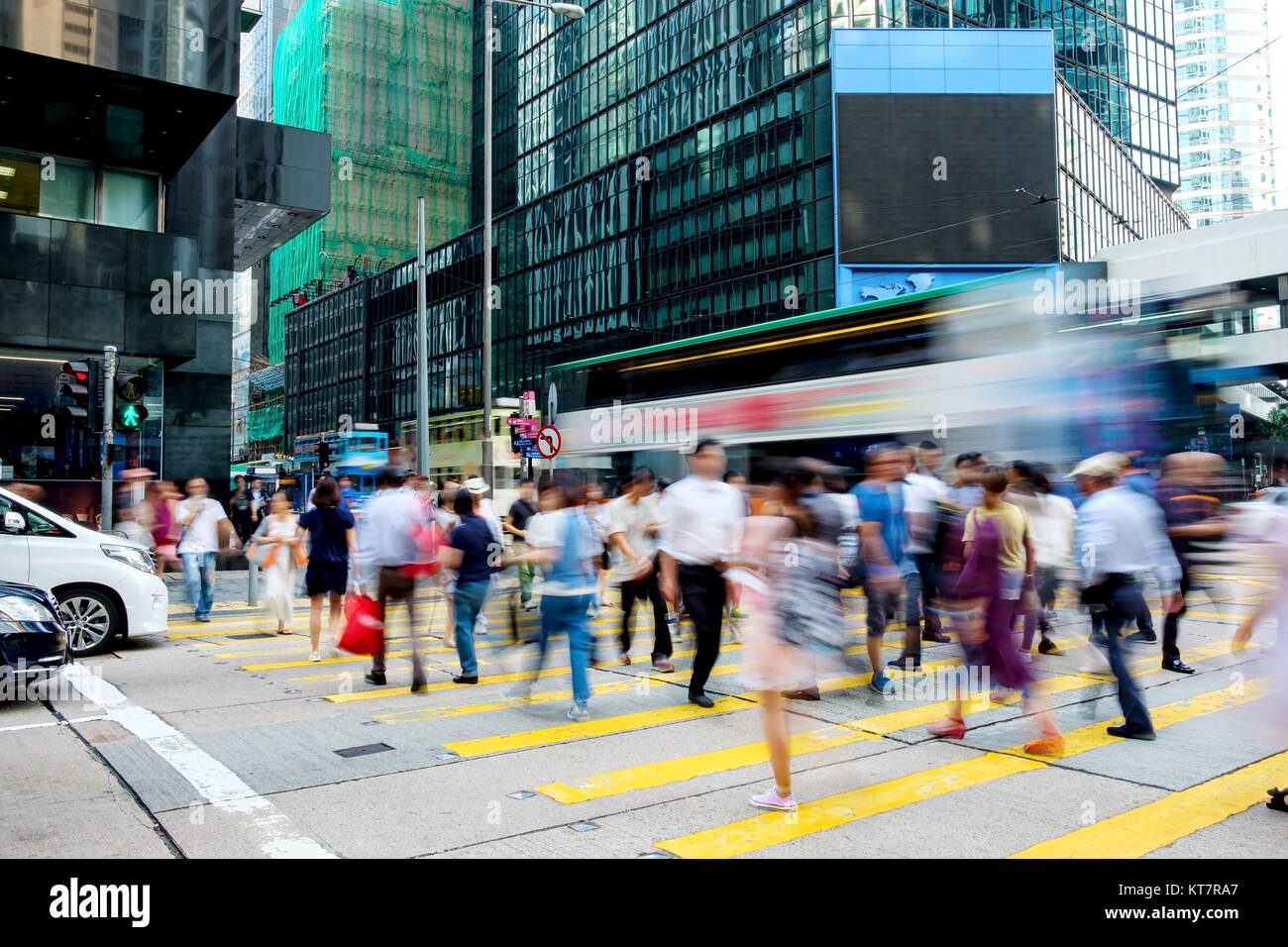 Busy pedestrian crossing at Hong Kong Stock Photo - Alamy