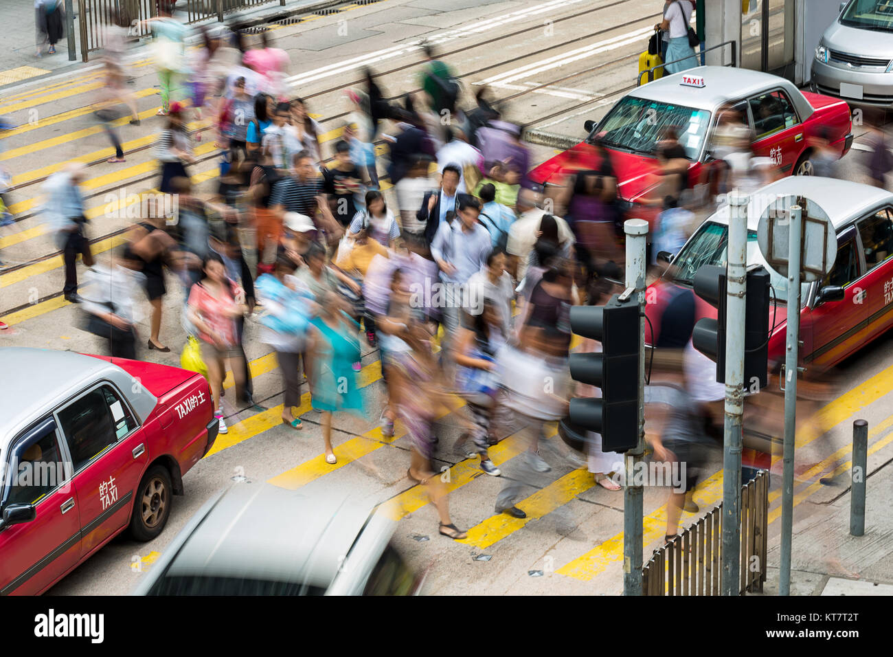 Busy pedestrian crossing at Hong Kong Stock Photo - Alamy
