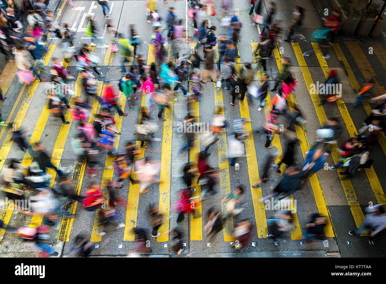 Busy pedestrian crossing at Hong Kong Stock Photo - Alamy