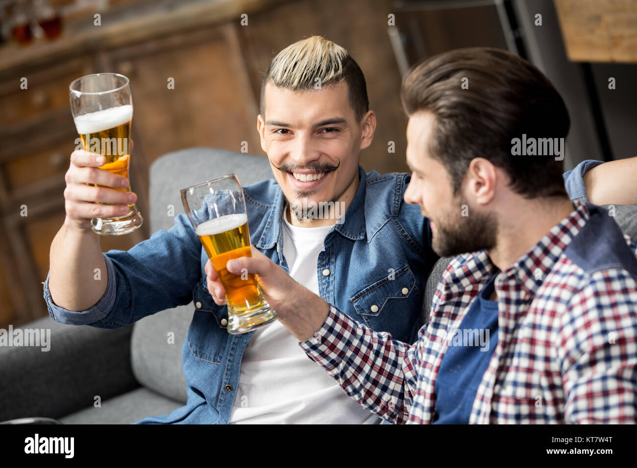 Friends drinking beer Stock Photo - Alamy