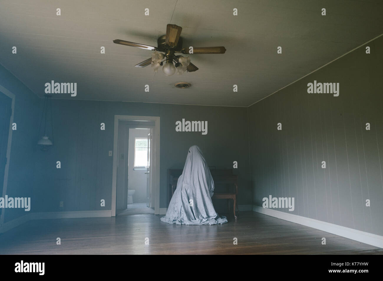 A ghost story david lowery hi-res stock photography and images - Alamy