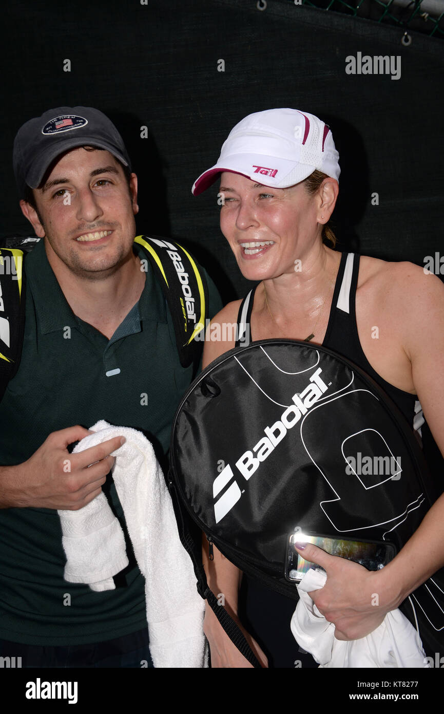 DELRAY BEACH, FL - NOVEMBER 21: Jason Biggs and Chelsea Handler kiss ...