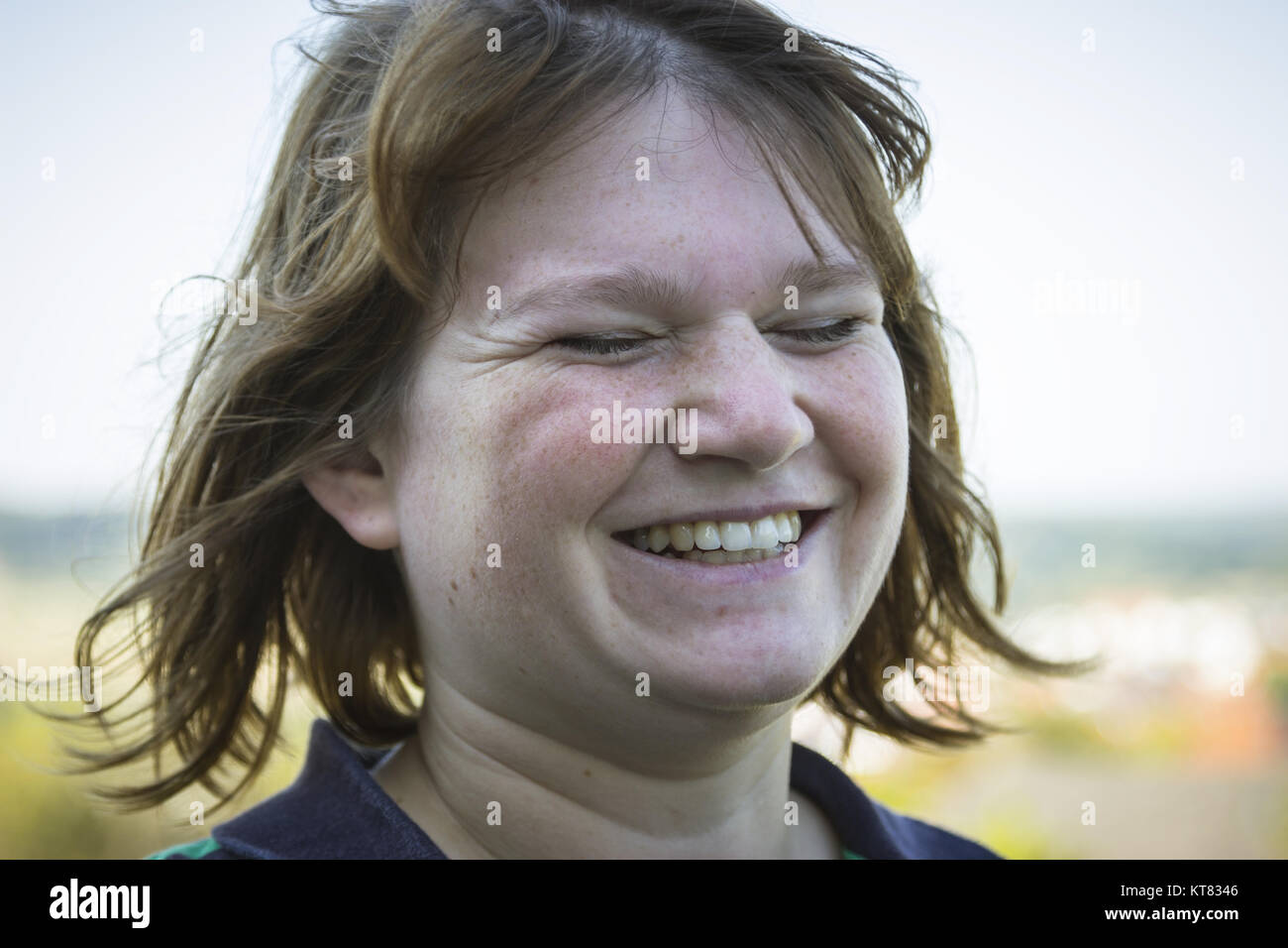Portrait einer jungen Frau - Aussenaufnahme Stock Photo - Alamy Portrait einer jungen Frau - Aussenaufnahme Stock Photo - Alamy