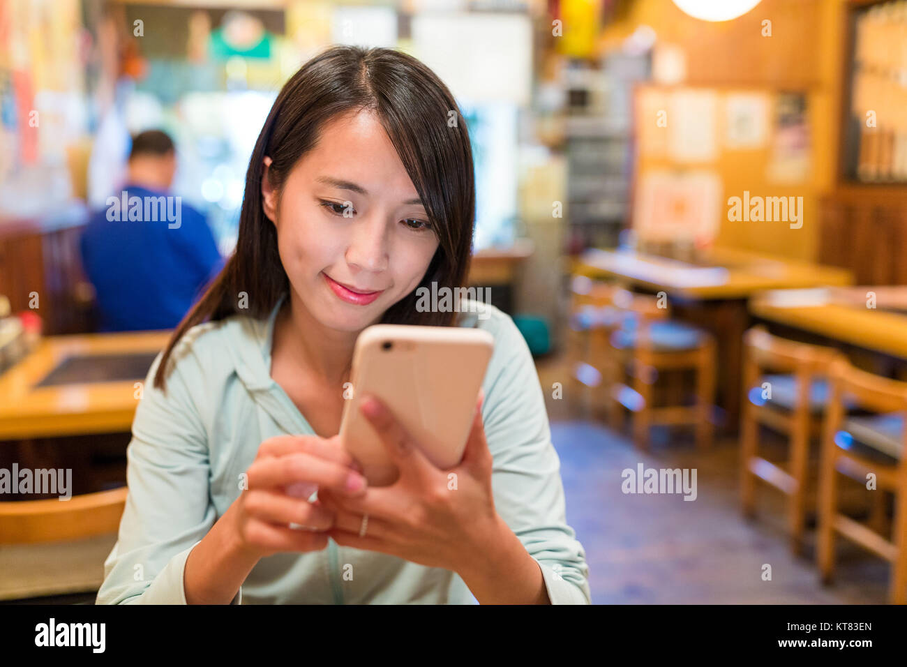 Woman Looking At Mobile Phone In Japanese Restaurant Stock Photo Alamy woman-looking-at-mobile-phone-in-japanese-restaurant-stock-photo-alamy