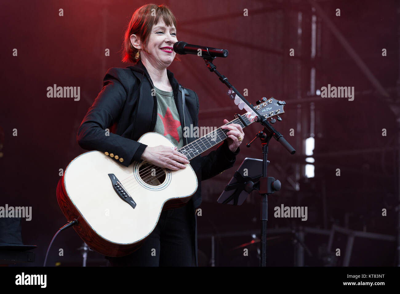 American singer suzanne vega performs hi-res stock photography and ...
