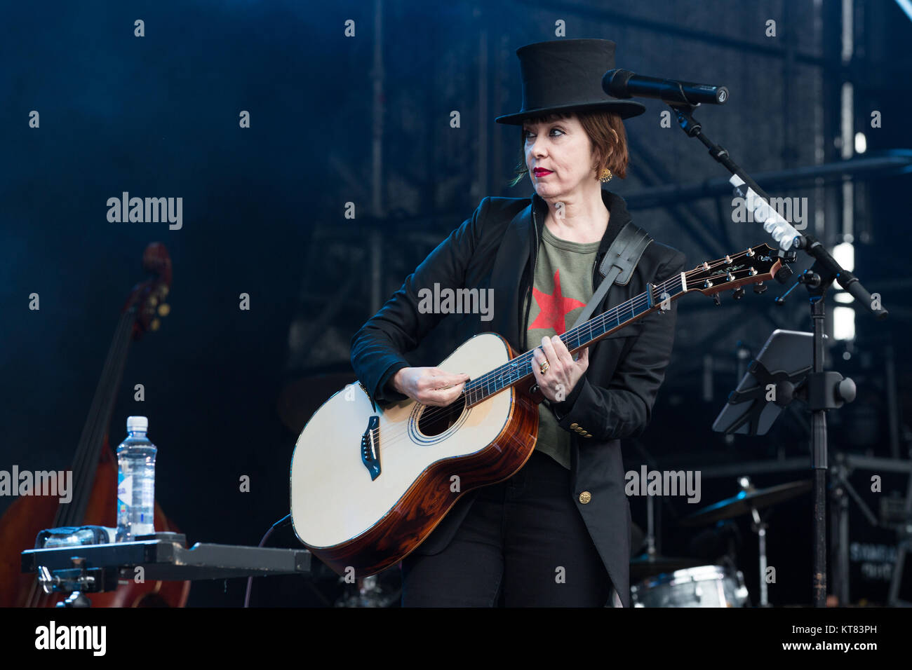 American singer suzanne vega performs hi-res stock photography and ...