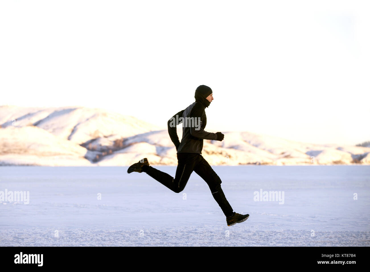 men athlete runner running winter trail snow Stock Photo - Alamy
