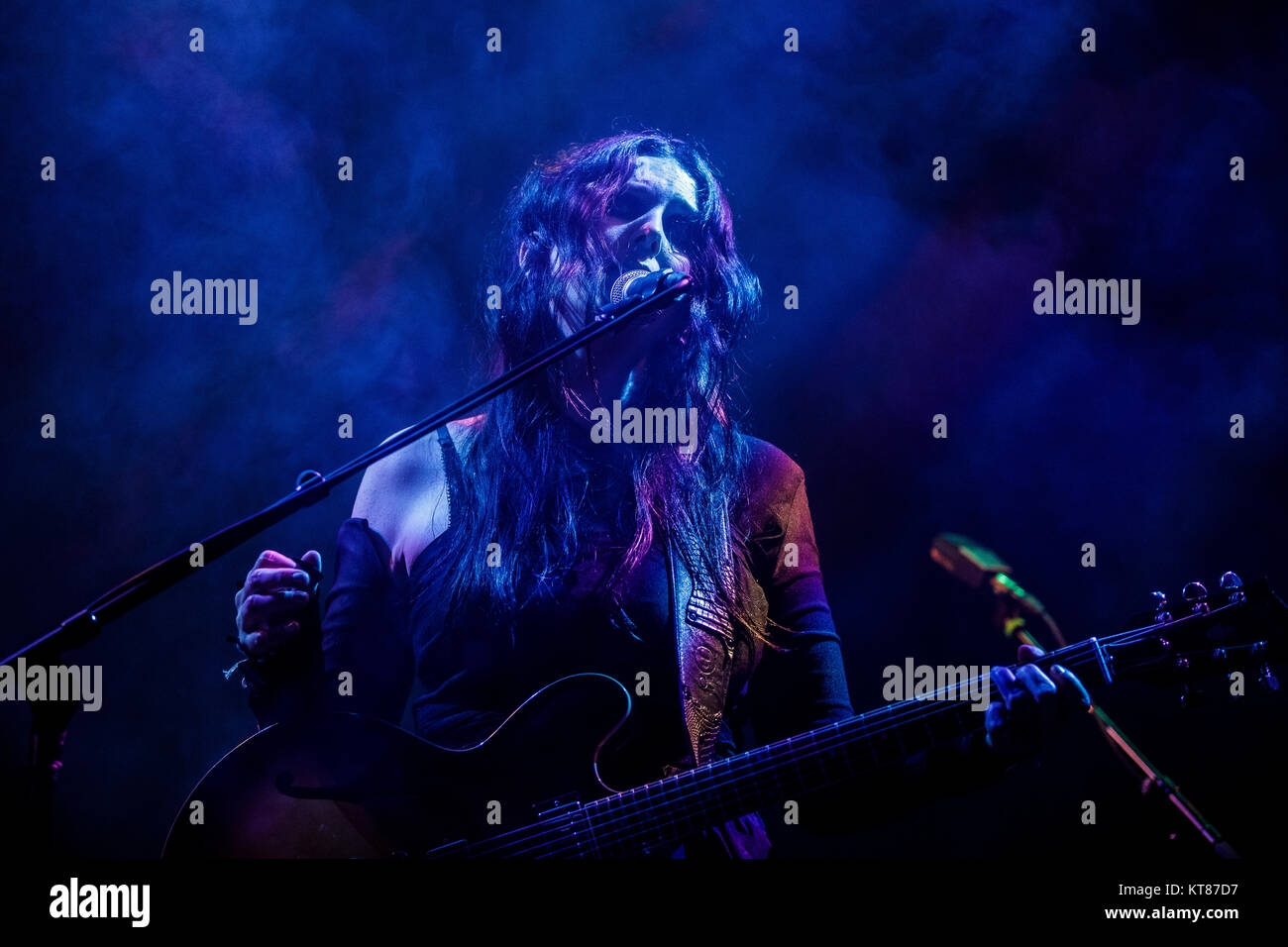 Chelsea wolfe singer hi-res stock photography and images - Alamy