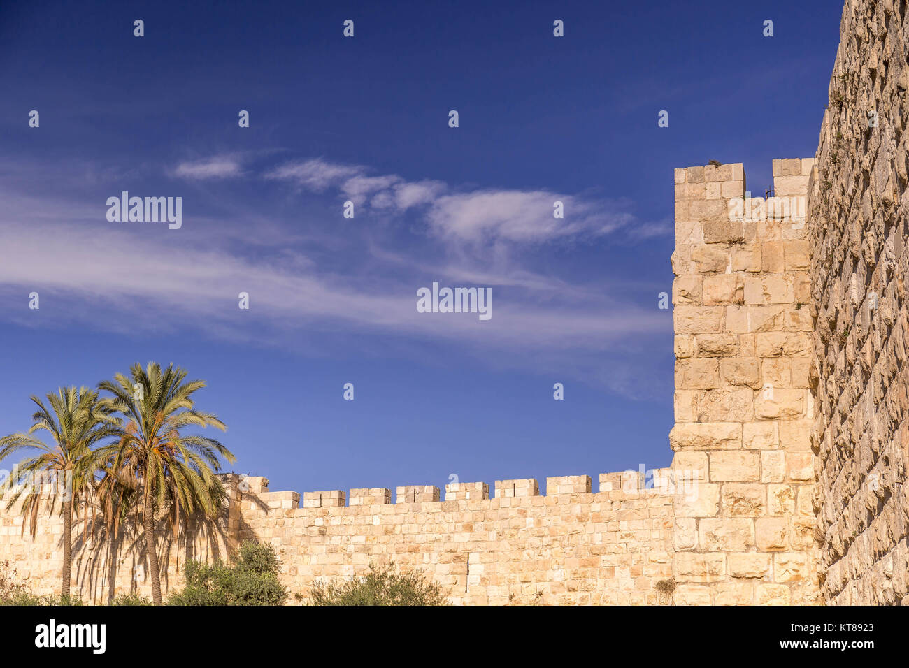 The city wall around th eold town of Jerusalem Stock Photo - Alamy