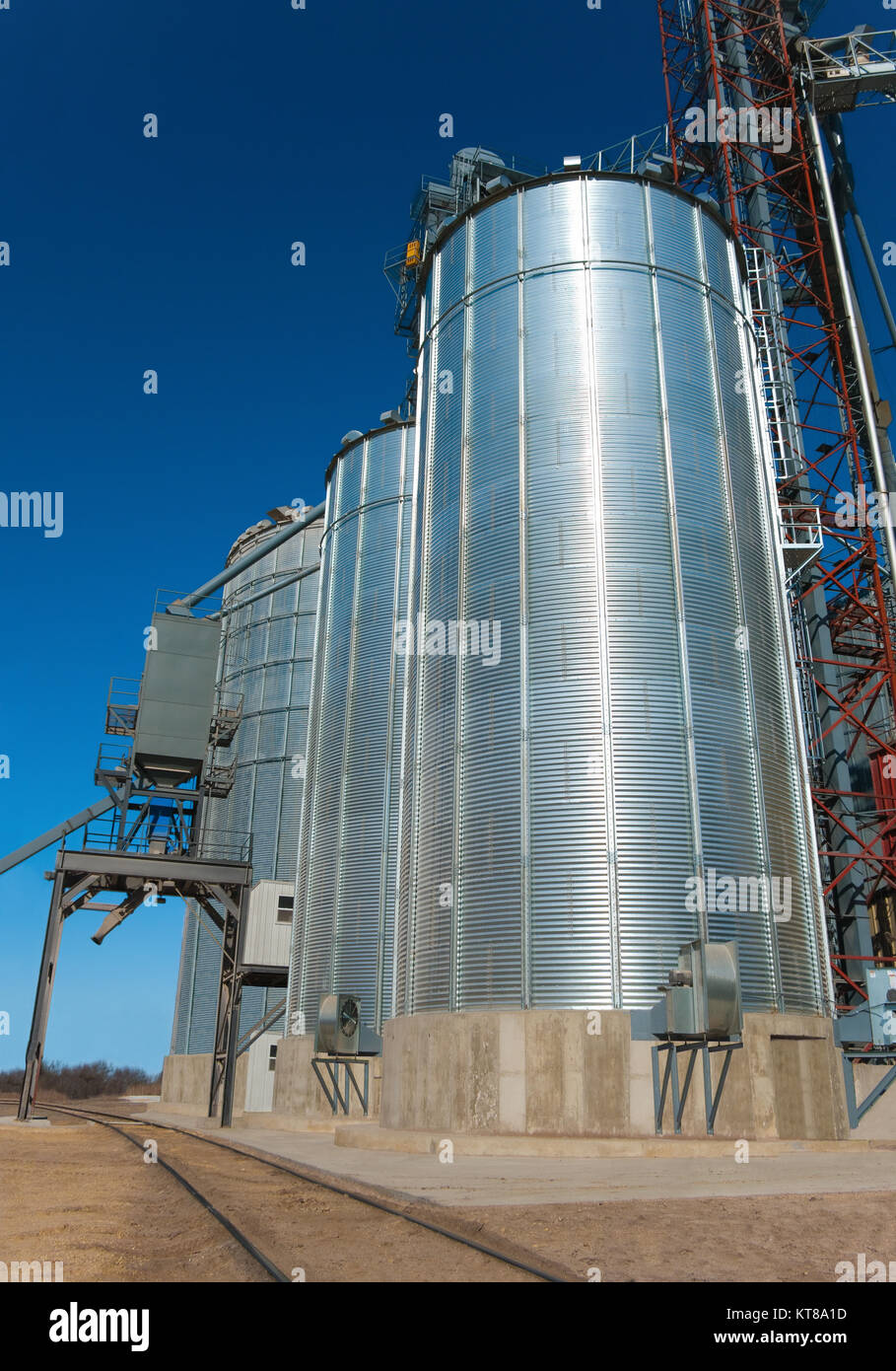 Train loading grain grain elevator hi-res stock photography and images ...