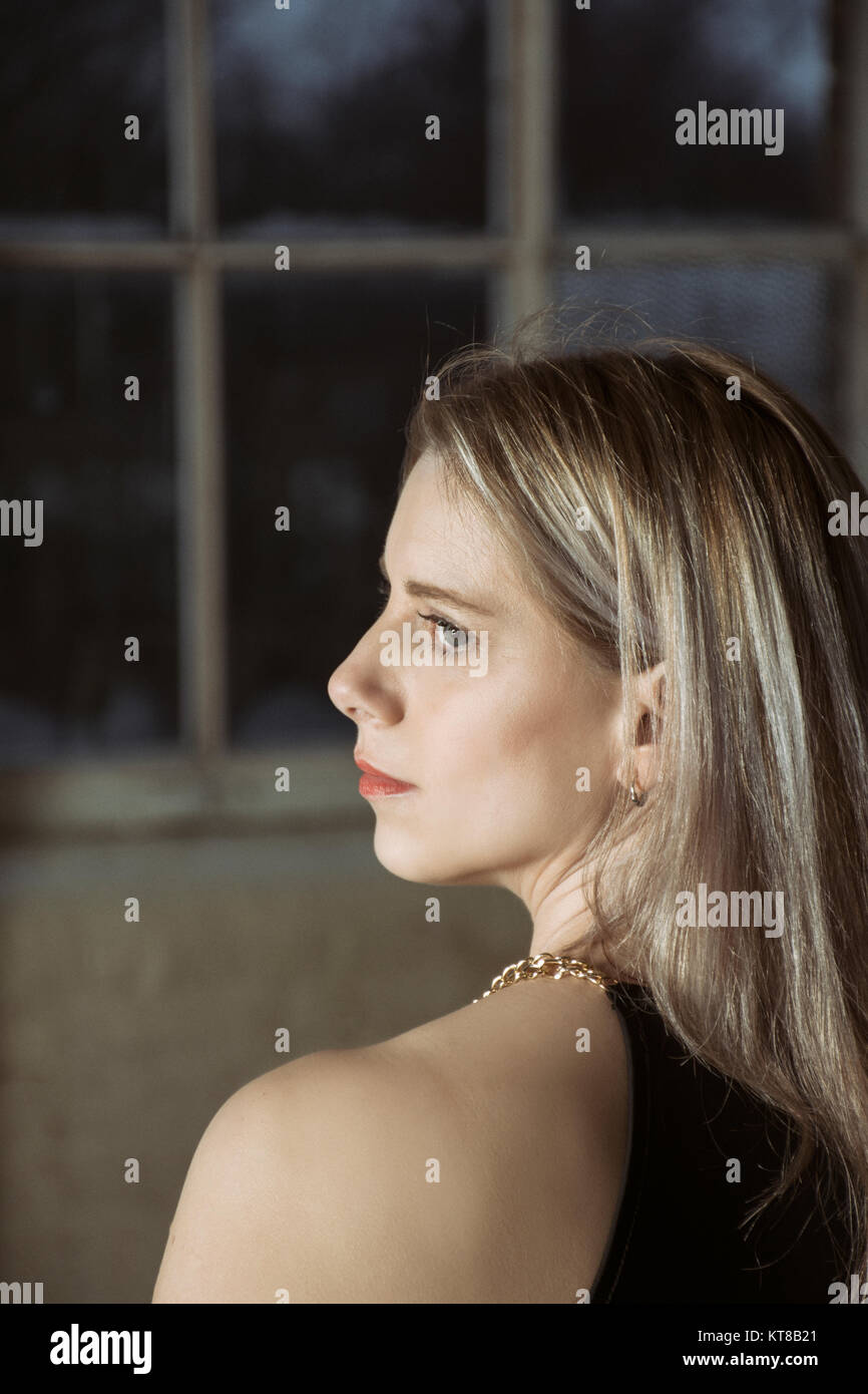 Woman scared looking over shoulder hi-res stock photography and images ...