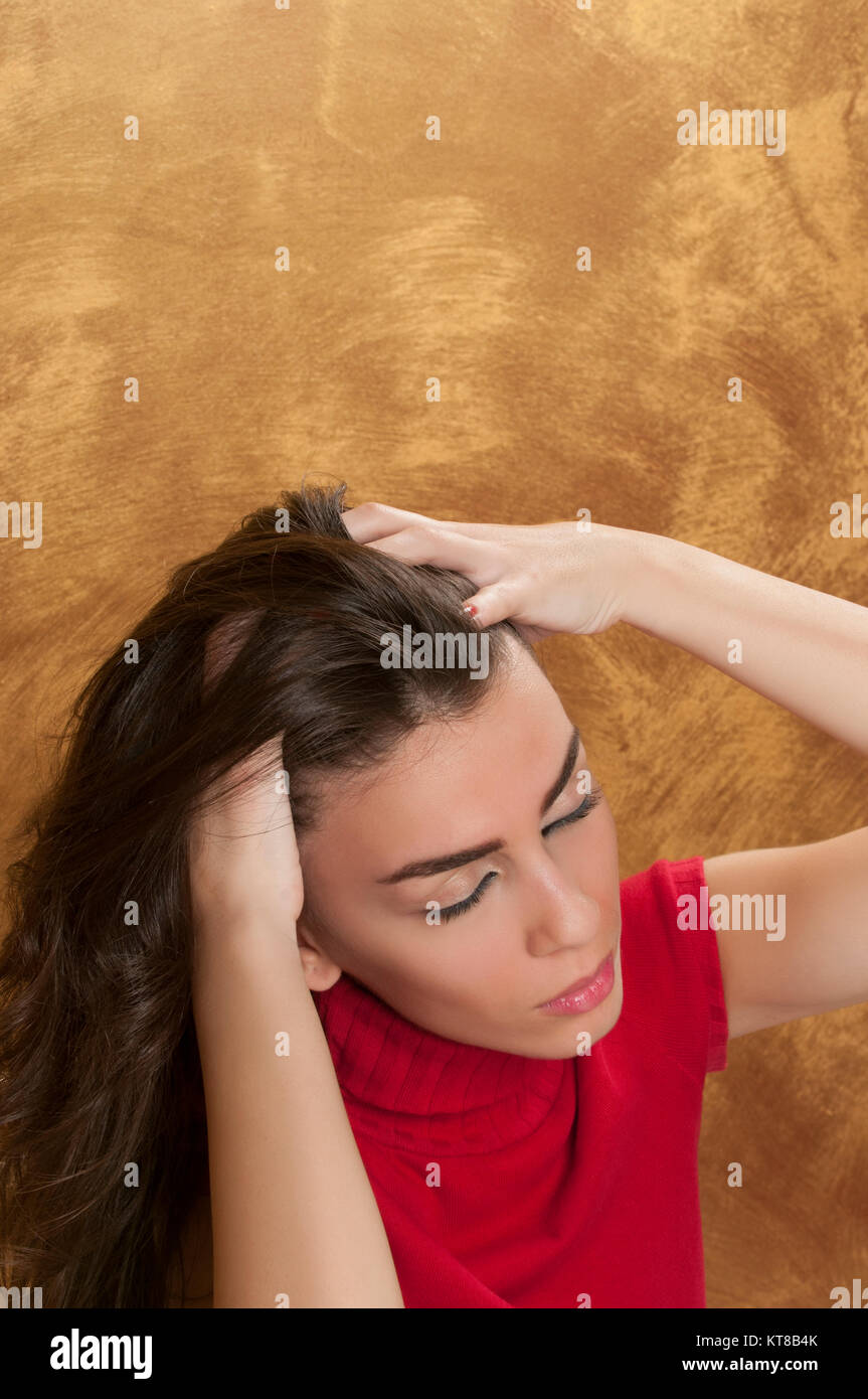 Stressed young woman scratching head Stock Photo - Alamy