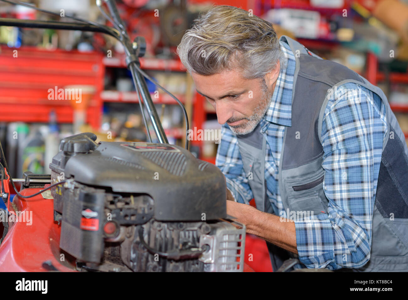 lawn mower technician Stock Photo - Alamy