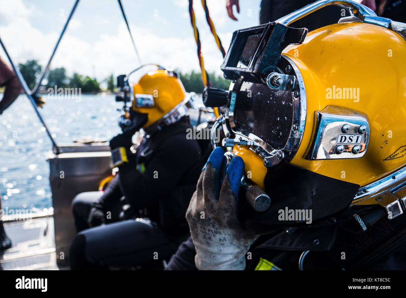 U.S. Navy Divers and Seabees, assigned to Mobile Diving and Salvage ...
