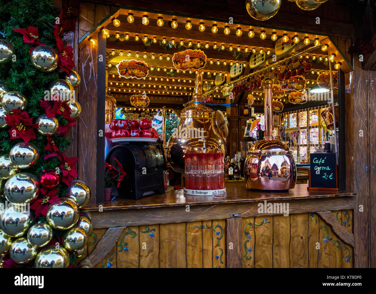 Christmas market stall hi-res stock photography and images - Alamy