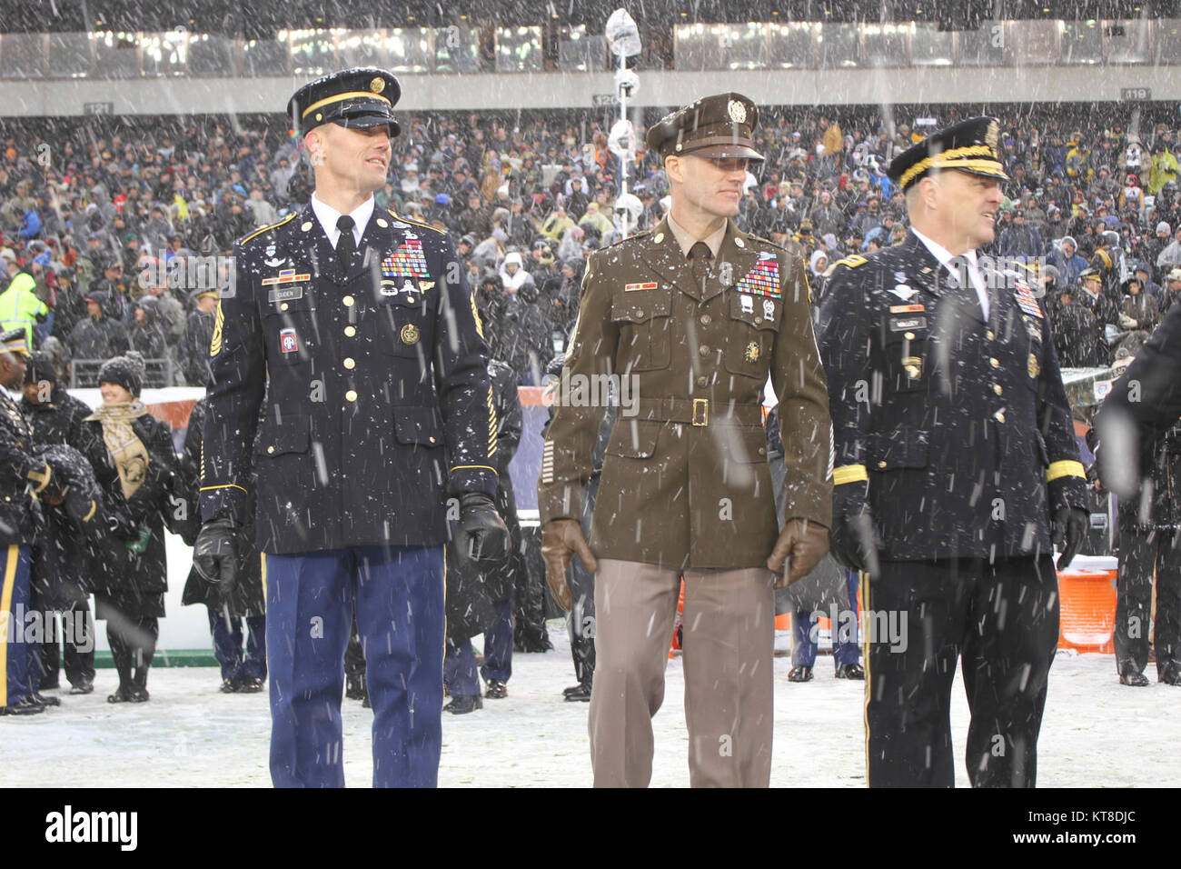 Sergeant Major of the Army Dan Dailey (Center) stands with US Military ...