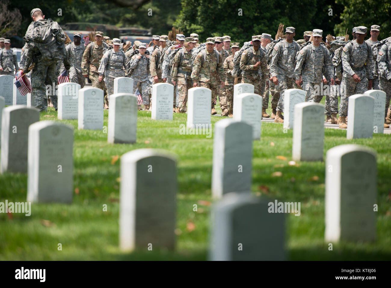 Members of the 3d U.S. Infantry Regiment (The Old Guard) march into ...