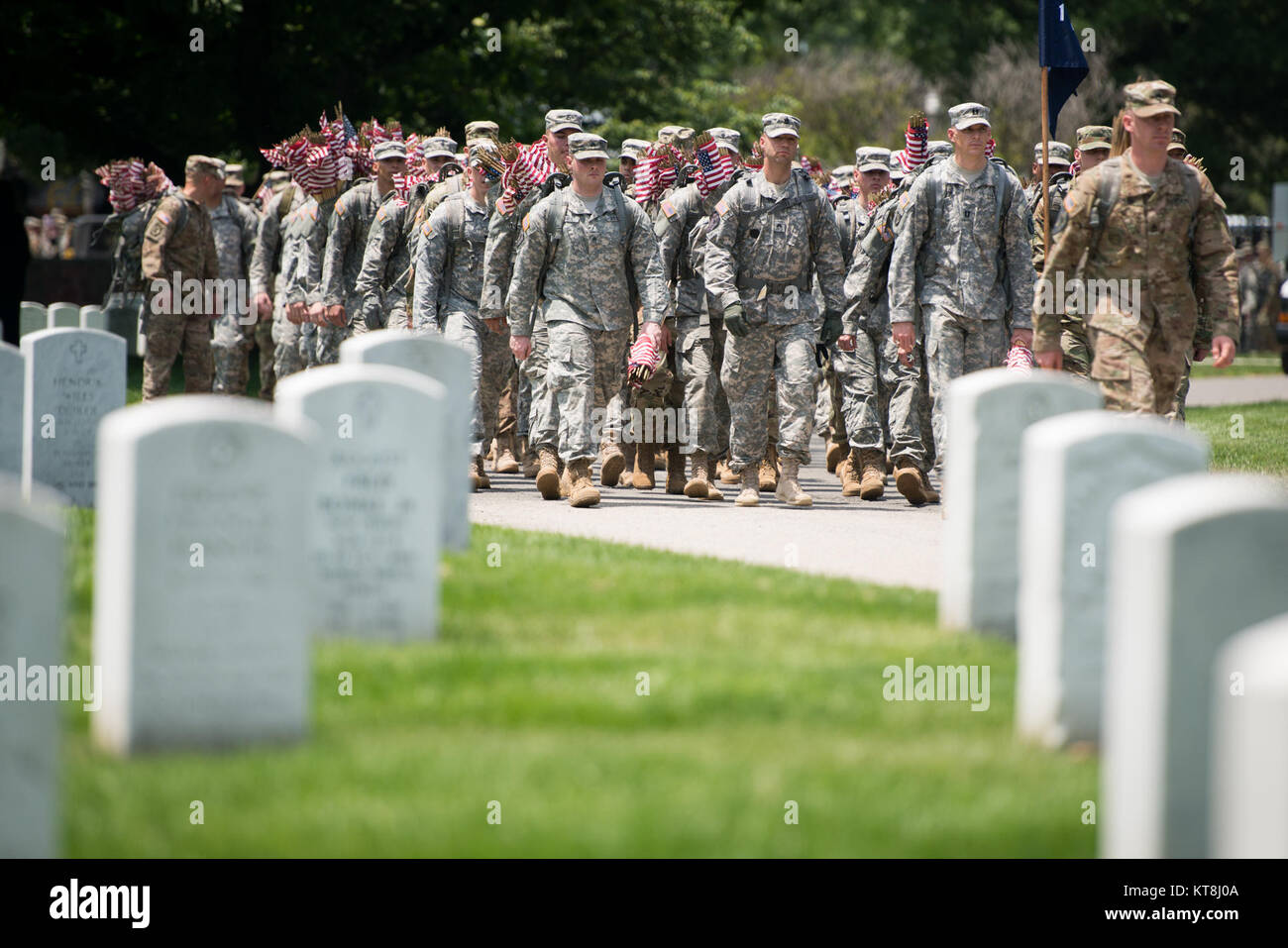 Members of the 3d U.S. Infantry Regiment (The Old Guard) march into ...